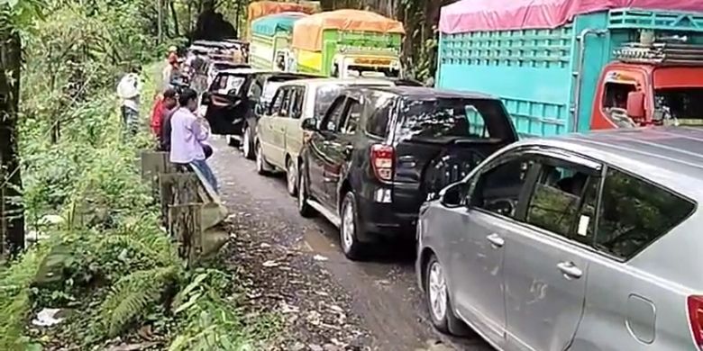 Berita Harian Macet Parah Di Jalan Poros Bone Terbaru Hari Ini - Kompas.com