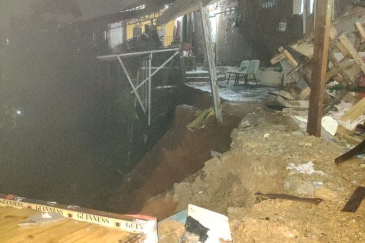 Seorang Santri Tertimbun Longsor di Puncak Bogor