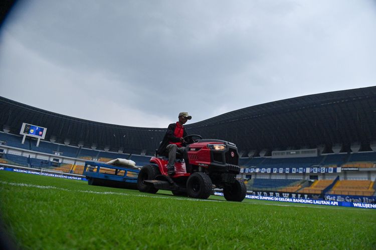 BERITA FOTO : GBLA Bersolek Rumput Baru, Parkir Ditata