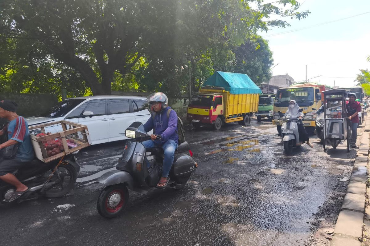 Jalan Otista Tangsel yang Rusak Sering Buat Pemotor Terjatuh