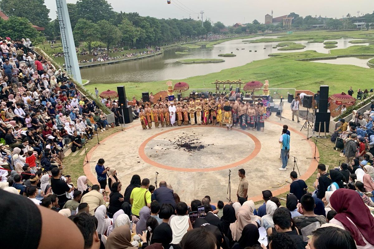 Penonton Tari Kecak TMII Membeludak, Tribune Penuh Satu Jam Sebelum ...
