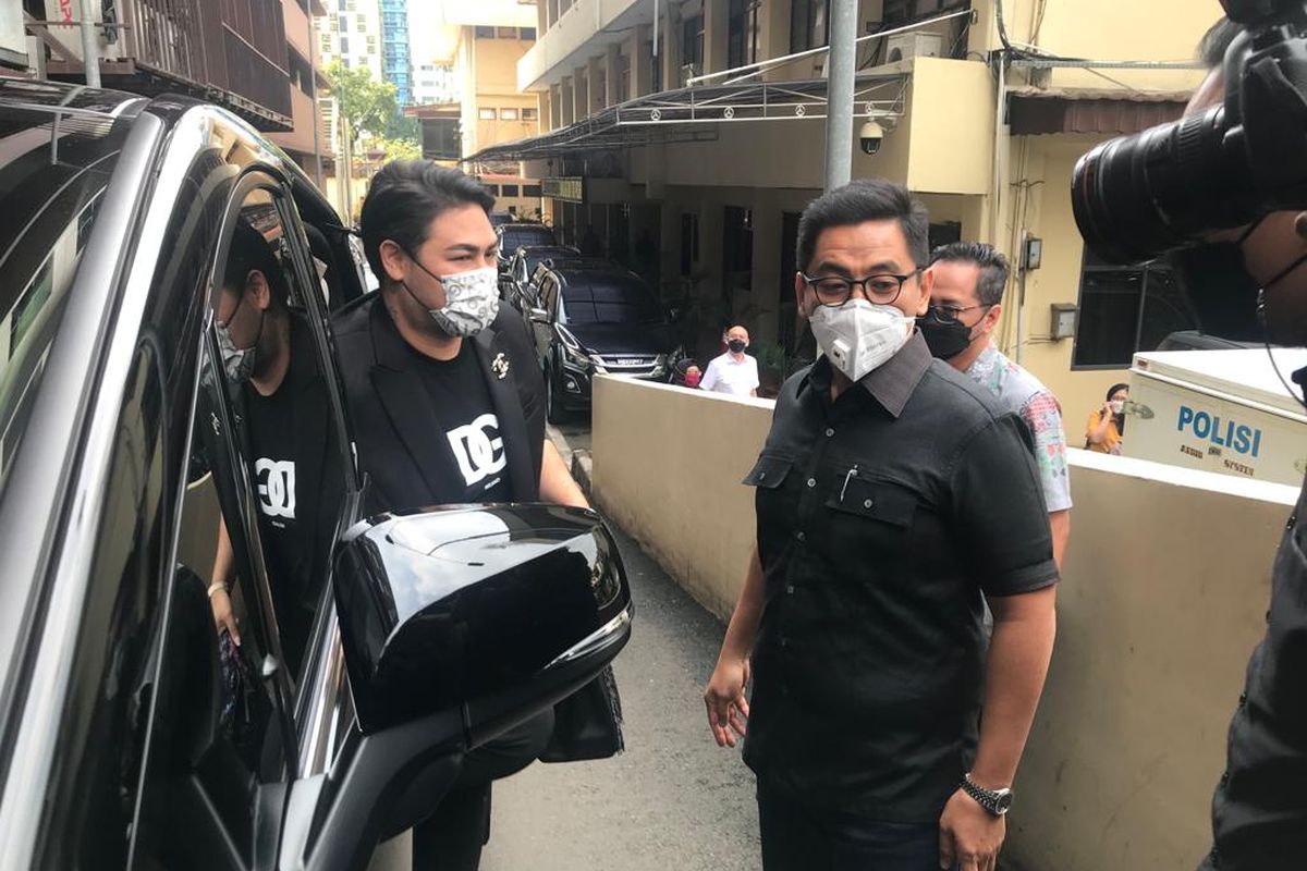 Ivan Gunawan Penuhi Pemeriksaan Kasus DNA Pro, Timnya Terlihat Bawa Koper