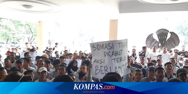 Mahasiswa FKOR UNS Demo Tak Terima Dekan Disomasi MWA, Rektor Diminta ...