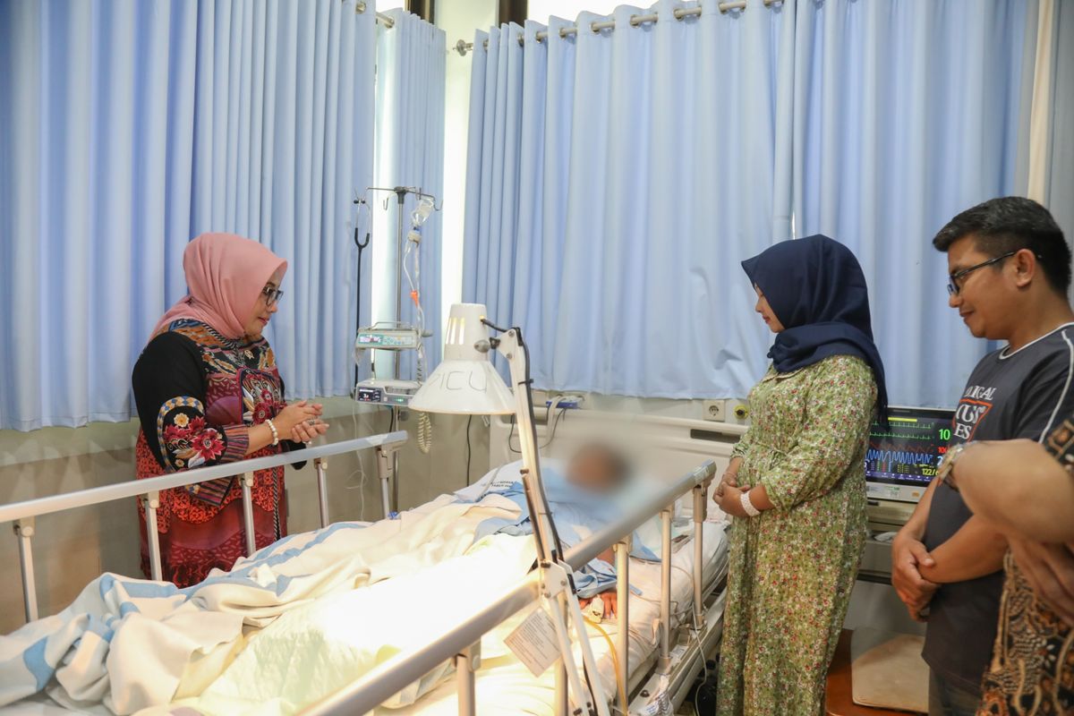 Menteri PPPA Jenguk Korban Ambruknya Mushala Ponpes Al Khoziny Sidoarjo