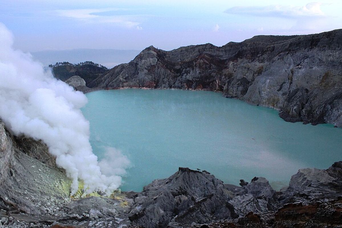 Kawah Ijen, Danau Paling Asam di Dunia yang Ada di Indonesia