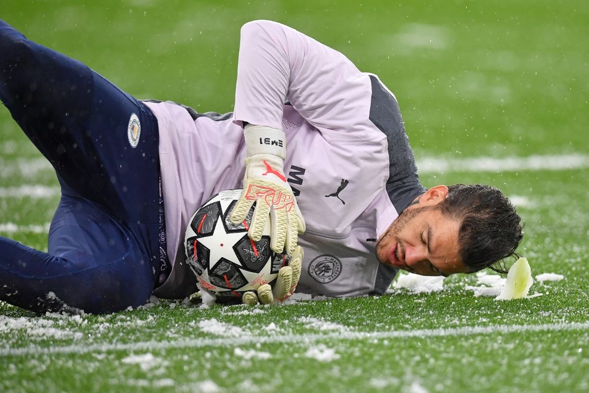 Kata Ederson Usai Fotonya Nyantai Saat Lawan Man United Viral di Media ...