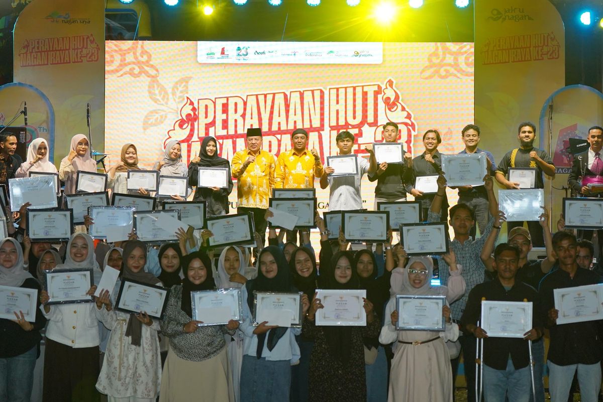 Bupati TRK Berikan Penghargaan Kepada 147 Mahasiswa Berprestasi Asal Nagan Raya