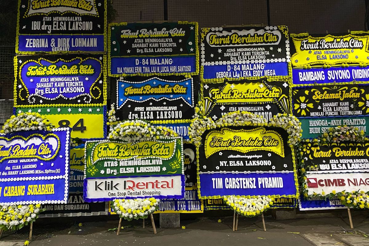 Karangan Bunga Penuhi Rumah Duka Carolus untuk Elsa Laksono