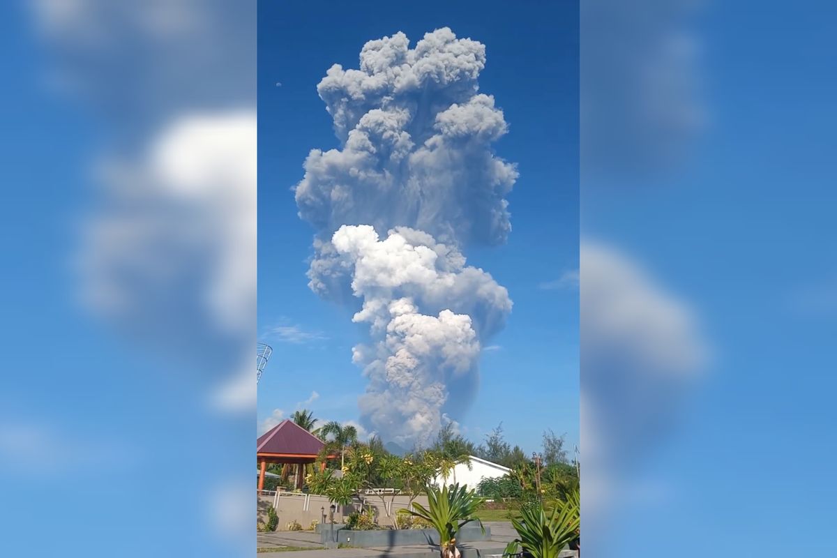 Gunung Dukono di Halmahera Utara Erupsi, Ketinggian Abu Vulkanik ...