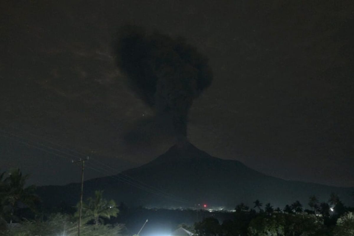 Malam Ini Gunung Lewotobi Laki-laki Meletus Lagi, Semburkan Abu Tebal 900 Meter