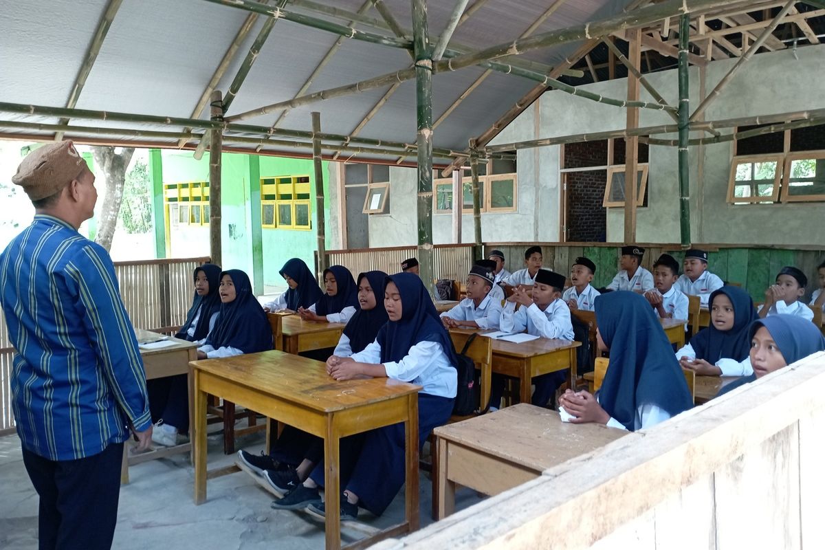 Tak Punya Ruang Kelas, Siswa MTs di Majene Belajar di Tenda dan Mushala