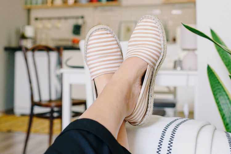 Studi Ungkap, Memakai Sepatu di Dalam Rumah Berbahaya untuk Kesehatan