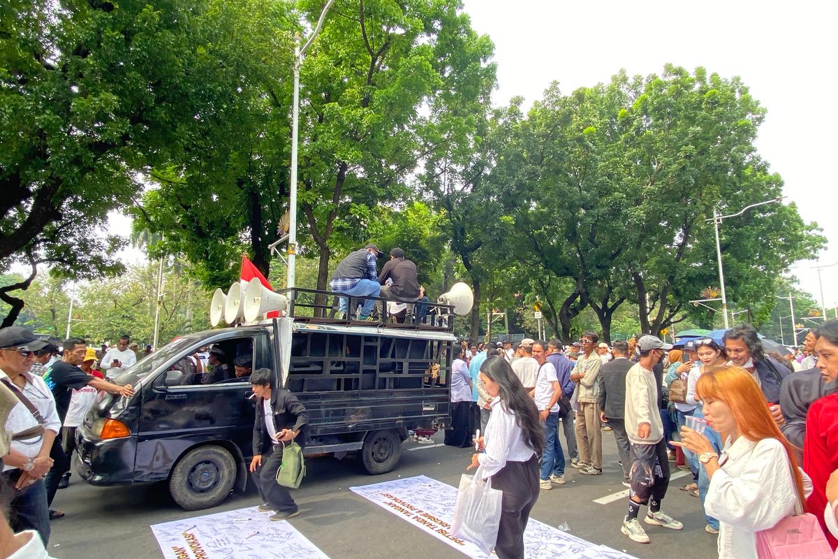 Demo Hari Ini, Massa Gerakan Rakyat Untuk Damai Padati Silang Selatan Monas