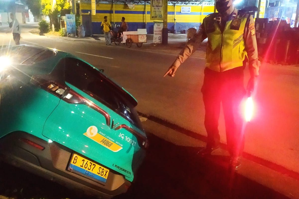 Taksi Listrik Tabrak Penjual Nasi Goreng di Jakbar hingga Terperosok ke ...