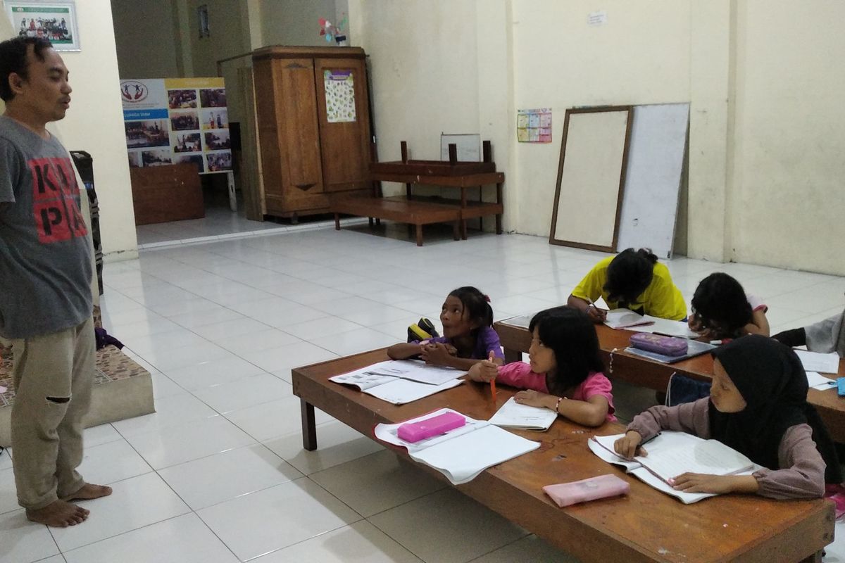 Kisah Mahrawi, Pengajar Sanggar Merah Merdeka Surabaya Pilih Abdikan ...