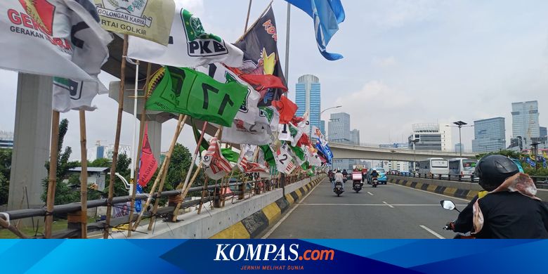 Semrawutnya Bendera Partai di Flyover Kuningan Jaksel