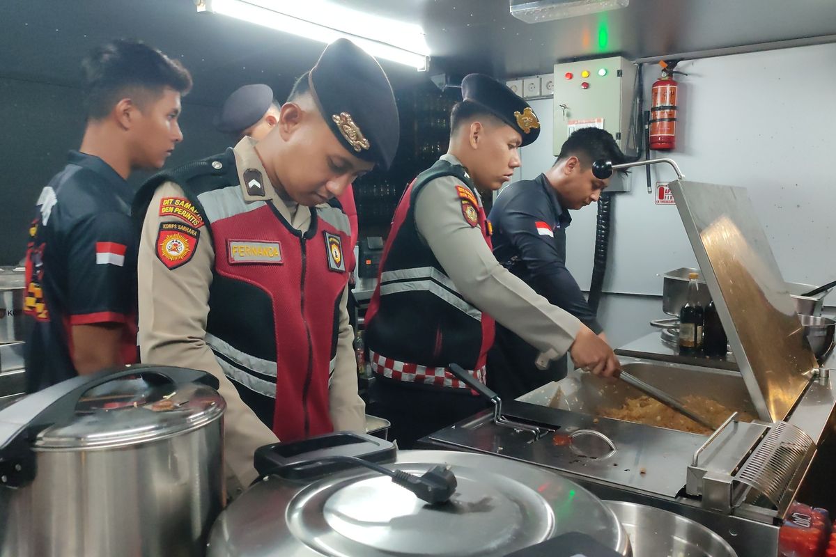 Korps Sabhara Polri Terjunkan Dapur Lapangan untuk Bantu Warga ...
