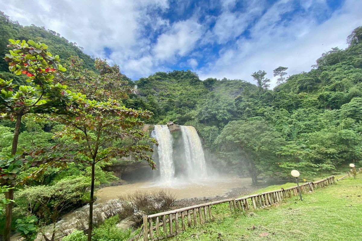 Pesona Curug Sodong, Air Terjun Kembar di Geopark Ciletuh
