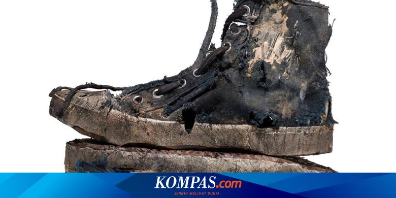 Balenciaga Jual Sneaker Rusak Seharga Rp 9 Juta, Ada yang Mau?