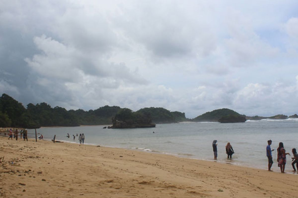 Pantai Kondang Merak di Malang: Daya Tarik, Aktivitas, dan Rute