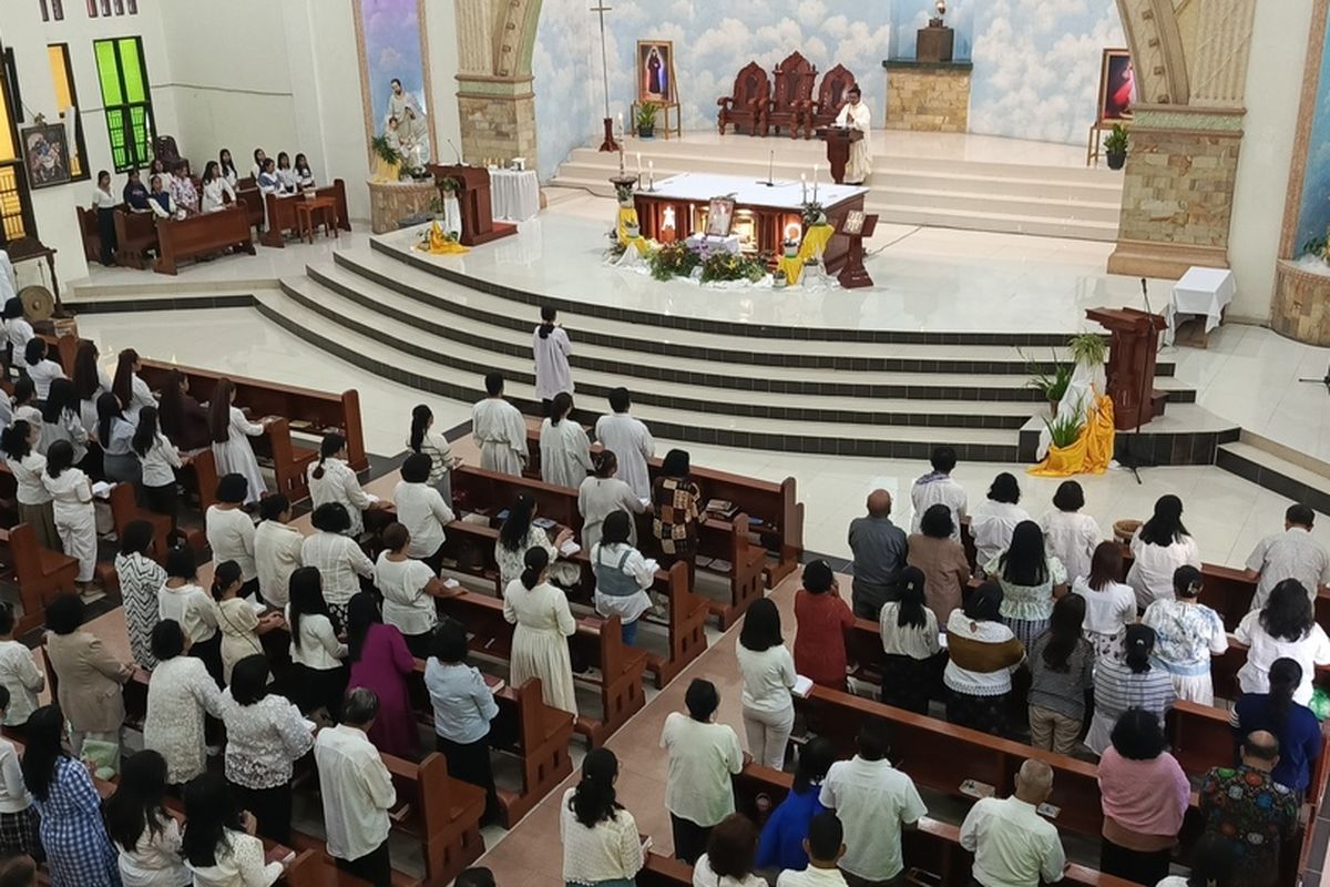 Umat Katolik di Karo Gelar Misa Requiem untuk Kenang dan Doakan Paus Fransiskus