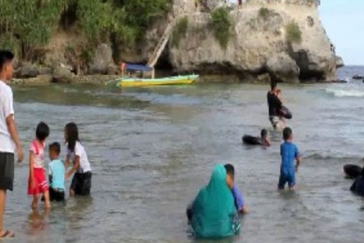 Eksotisme Pasir Putih dan Tebing Batu di Pantai Dato