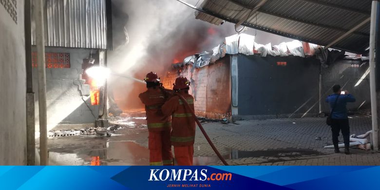 Pabrik Plastik di Gresik Terbakar, Proses Pemadaman Terkendala Pasokan Air