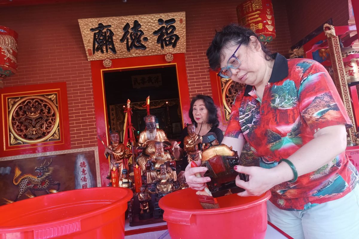 Jelang Imlek, Umat Khonghucu di Klenteng Hok Tek Bio Salatiga Cuci ...