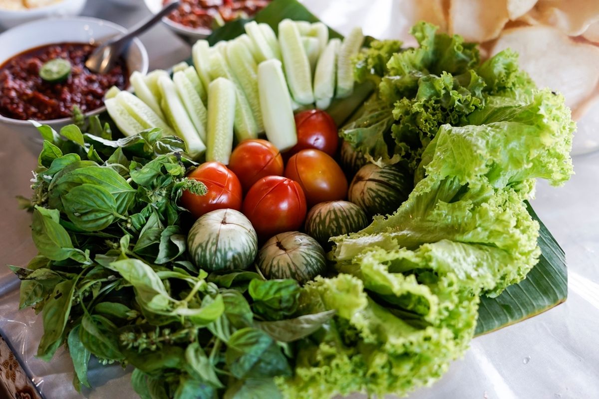 5 Tips Menjaga Lalapan Segar dan Renyah untuk Makan di Rumah