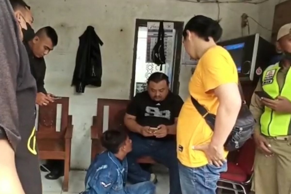 Copet Nyamar Jadi Pengamen di Pasar Induk Brebes Babak Belur Dihajar Massa