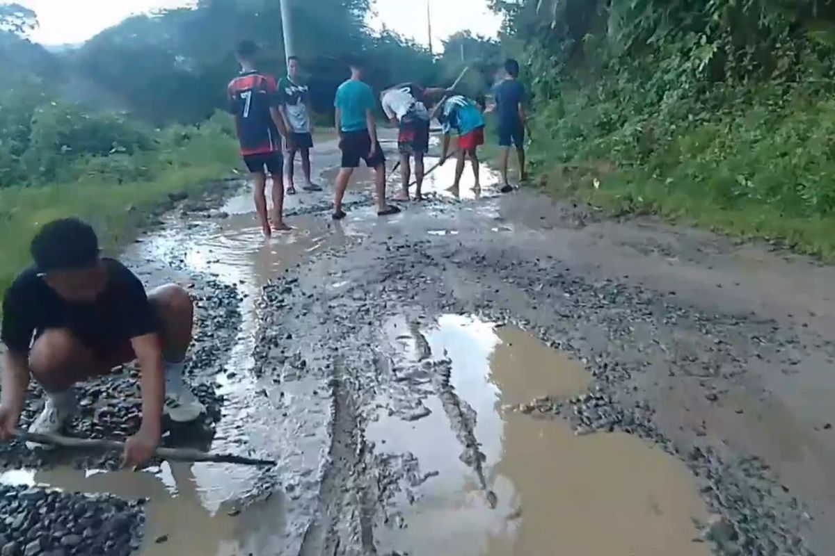 Kesal Jalan Rusak Tak Kunjung Diperbaiki, Warga Mamasa Gotong Royong Perbaiki Sendiri