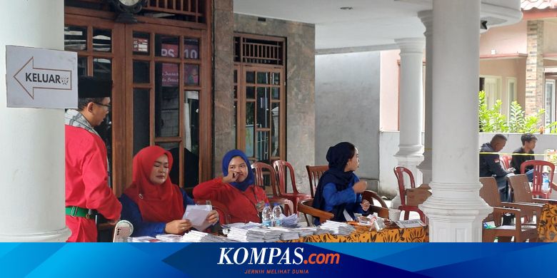 Anggota KPPS di TPS Ayu Ting Ting Kompak Usung Adat Betawi