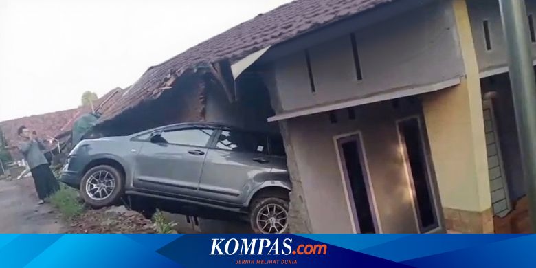 Viral Mobil Terperosok ke Rumah Warga di Nganjuk, Bagian Belakang ...