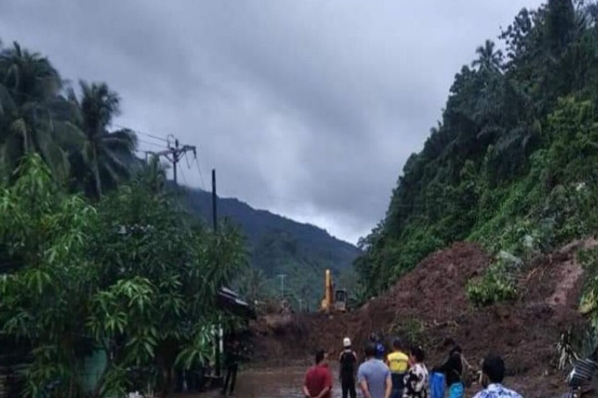 Setelah 15 Jam Tertutup Longsor, Akses Jalan Bolmong-Kotamobagu Kembali ... Setelah 15 Jam Tertutup Longsor, Akses Jalan Bolmong-Kotamobagu Kembali ...