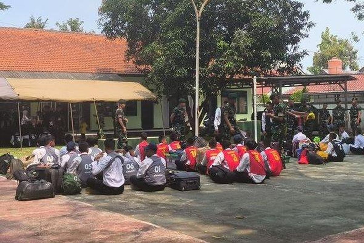Tangis Haru Iringi 39 Siswa Masuk Barak Pendidikan Militer ala Dedi Mulyadi di Purwakarta