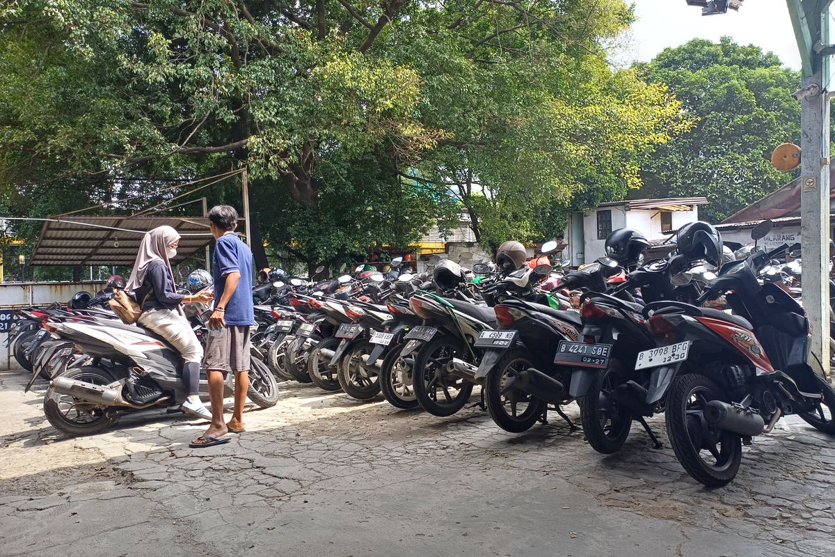 Di Balik Parkiran Stasiun Palmerah, Agus dan Rutinitas Menata Motor ...