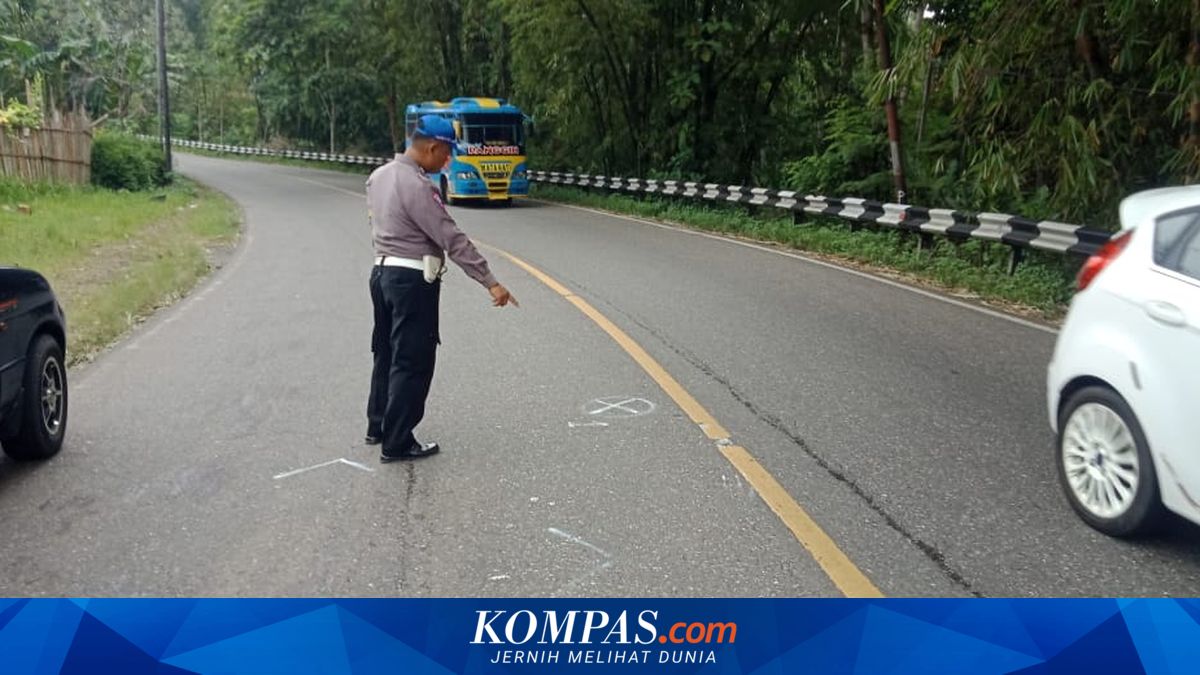Ban Copot, Mobil Bak Terbuka Tabrak Dua Kendaraan di Banyumas