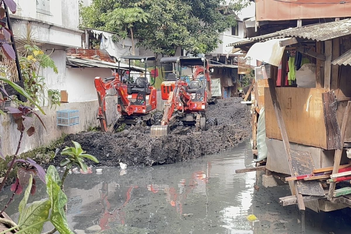2 Alat Berat Diterjunkan untuk Keruk Lumpur Anak Kali Krukut