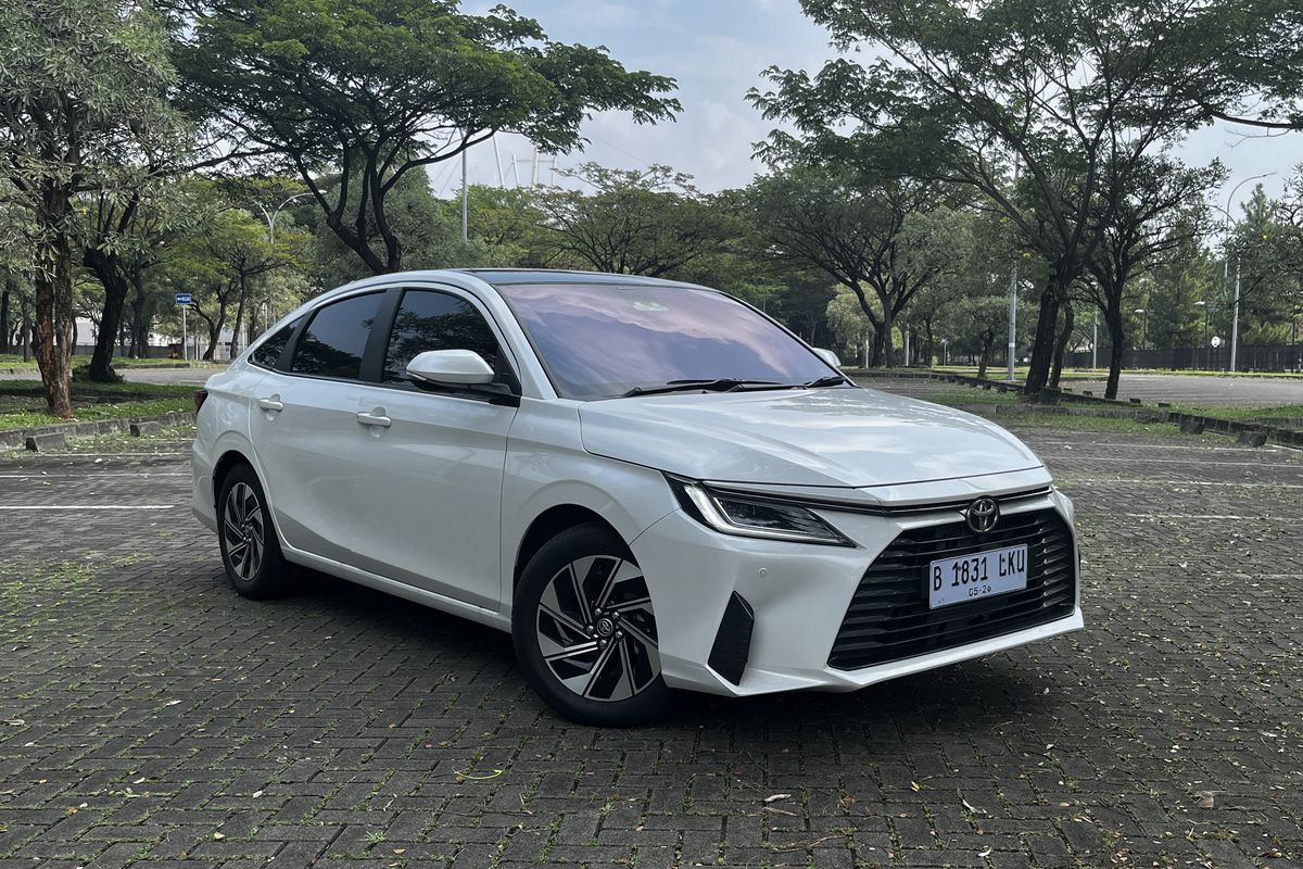 Komparasi Toyota Vios Hybrid dan Honda City Sedan Sensing