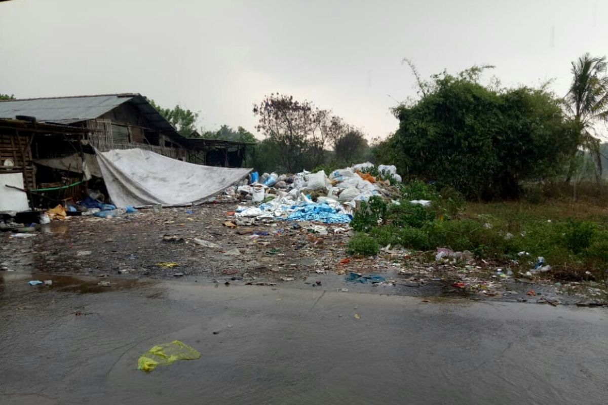 Pembakaran Limbah Plastik di Desa Sindang Jaya Sudah Berlangsung ...