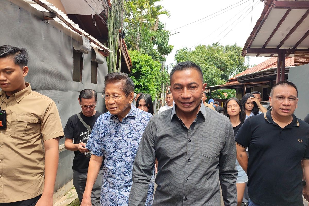 Jalan Kaki ke TPS, Dharma Pongrekun Didampingi Sang Ayah