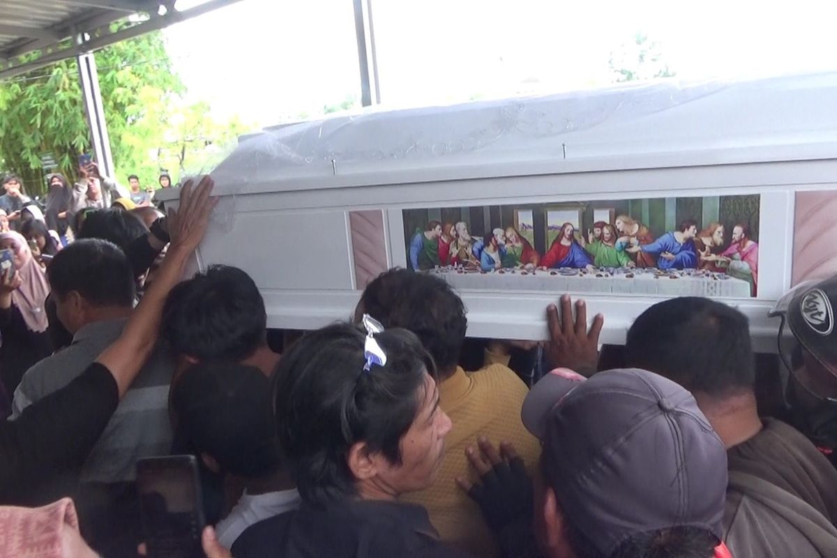 Isak Tangis Warnai Pemakaman Feni Ere, Kerangkanya Ditemukan Warga ... Isak Tangis Warnai Pemakaman Feni Ere, Kerangkanya Ditemukan Warga ...