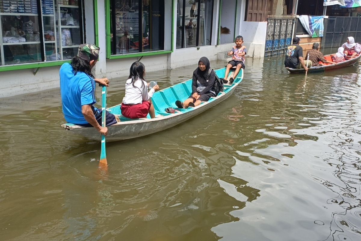Kisah Agus dan Perahunya, Menjemput Nafkah di Kampung yang Terendam Banjir