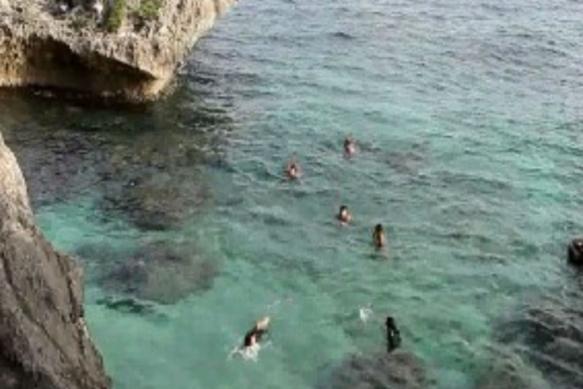 Eksotisme Pasir Putih dan Tebing Batu di Pantai Dato