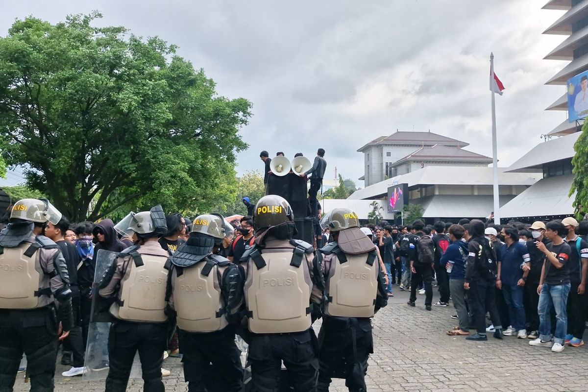 Pengakuan Mahasiswa Diinjak Polisi Saat Aksi Tolak RUU TNI di Semarang