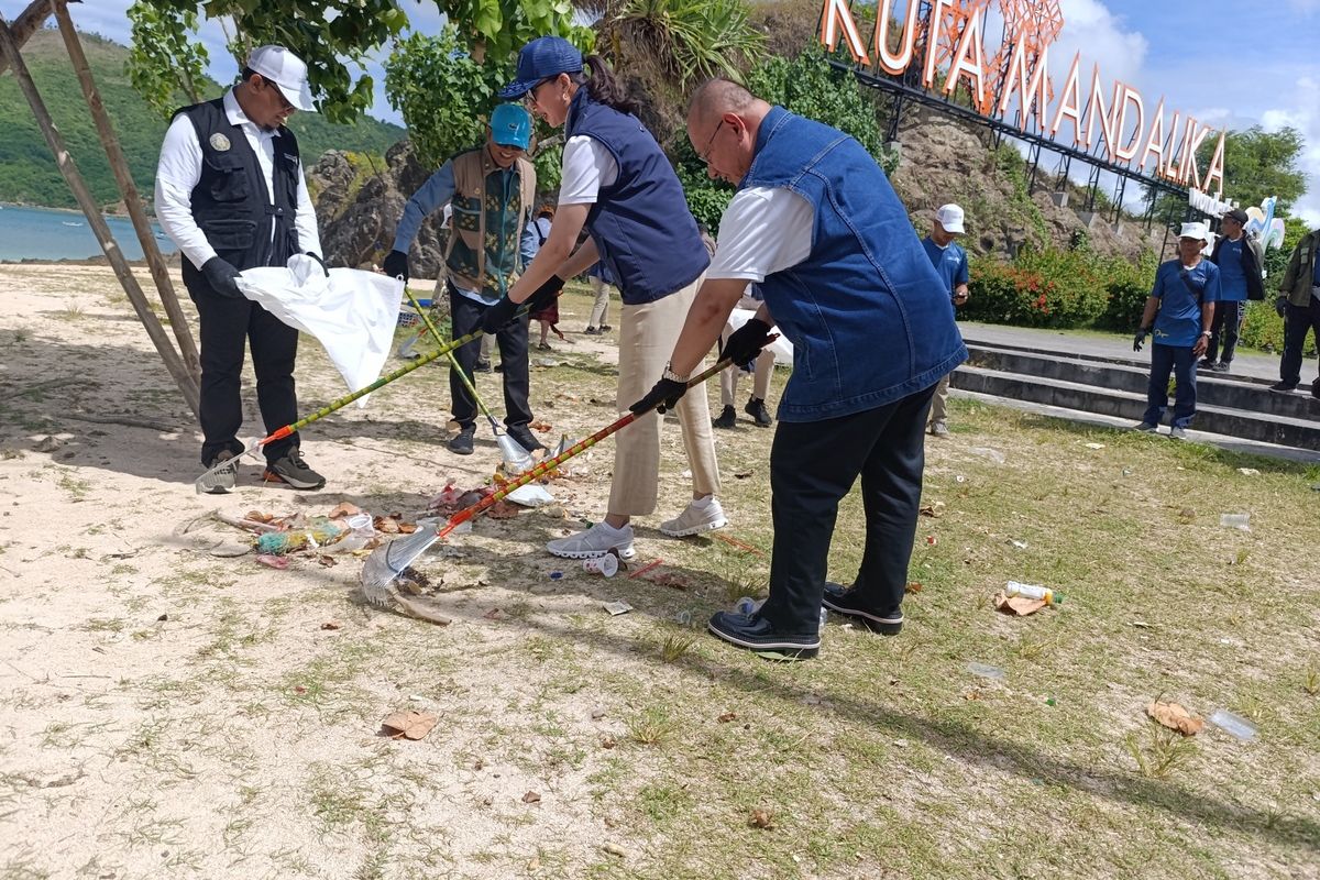 Menteri Pariwisata Sapu Sampah di Pantai Kuta Mandalika
