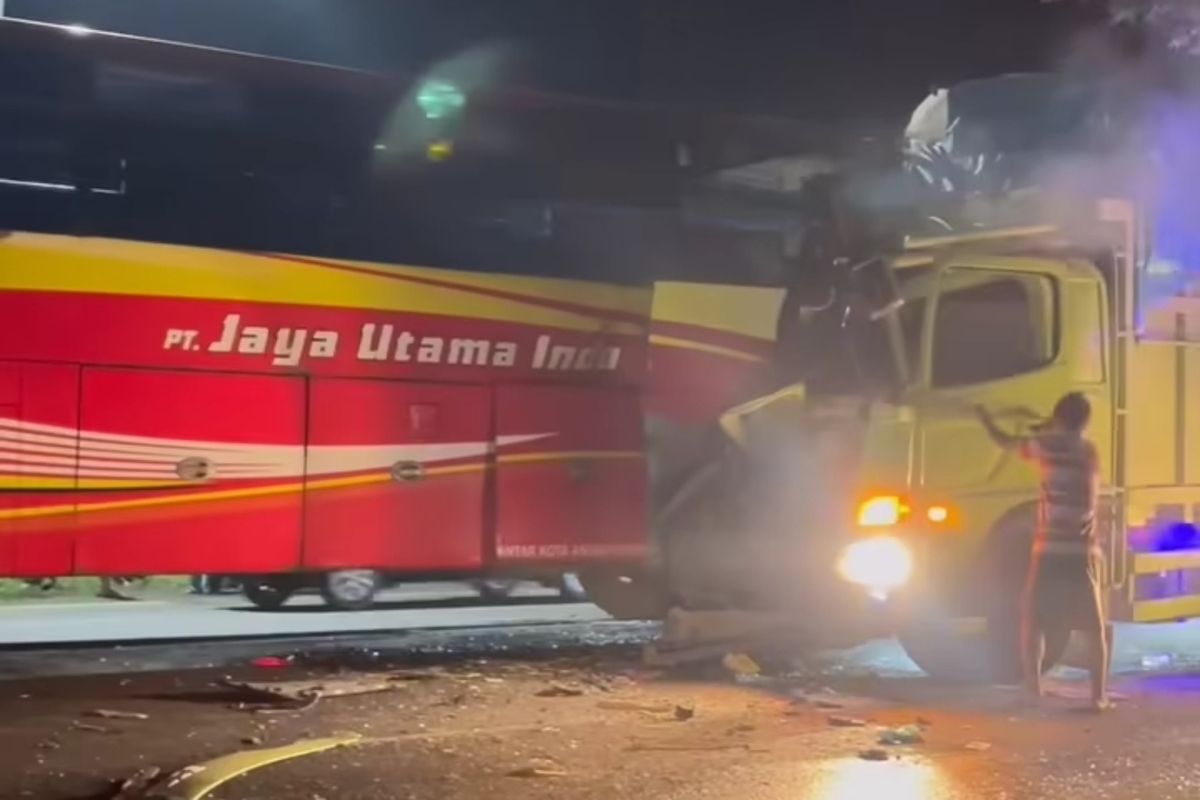 Adu Banteng Bus dan Truk di Pantura Demak, Sopir Truk Tewas di Tempat