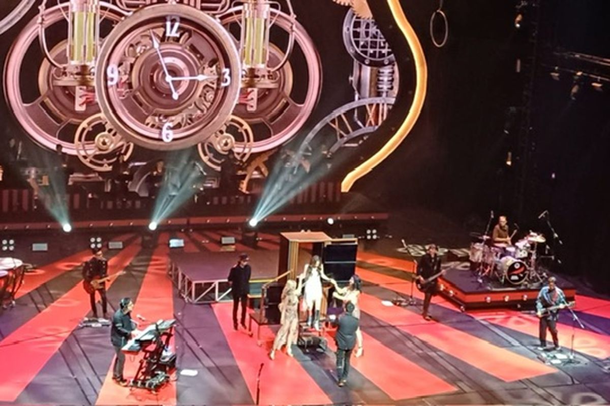 Duet Bareng NOAH, Bunga Citra Lestari Muncul dari Dalam Lemari Halaman ...