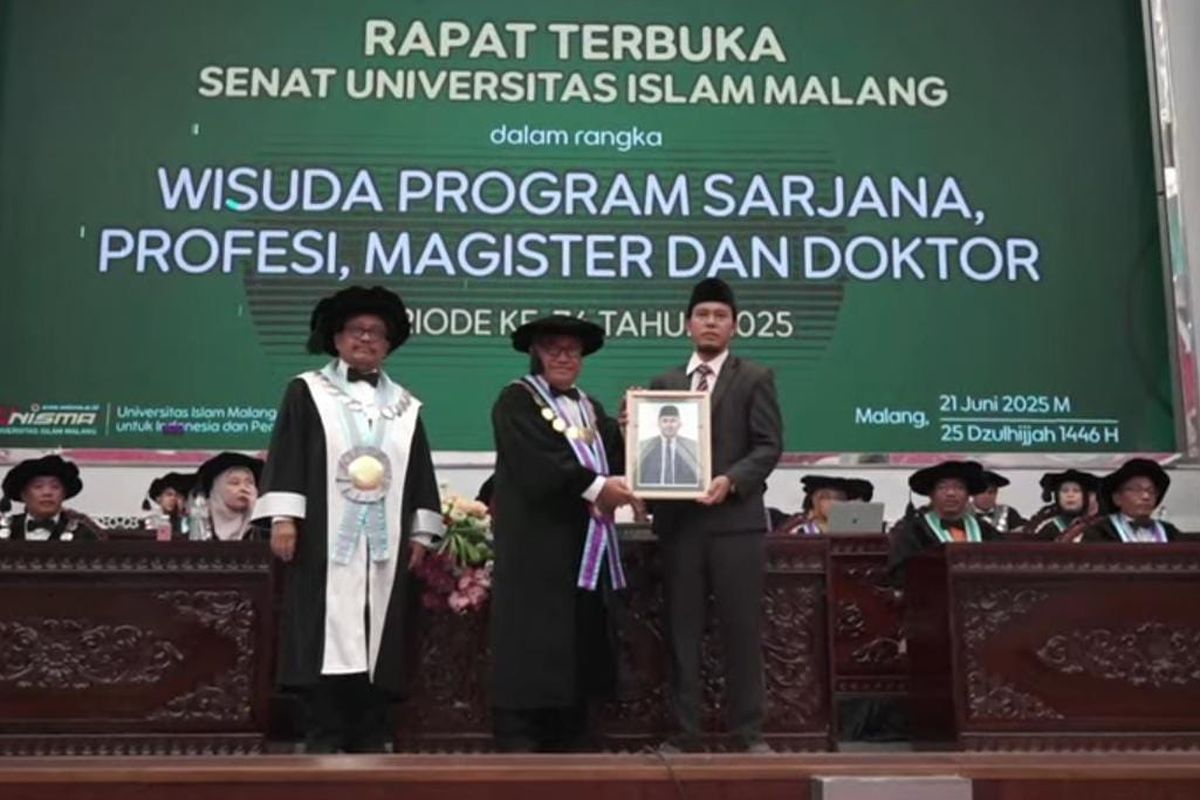 Isak Tangis Iringi Wisuda Doktoral Almarhum KH Taufik Hasyim, Kehadirannya Digantikan Foto