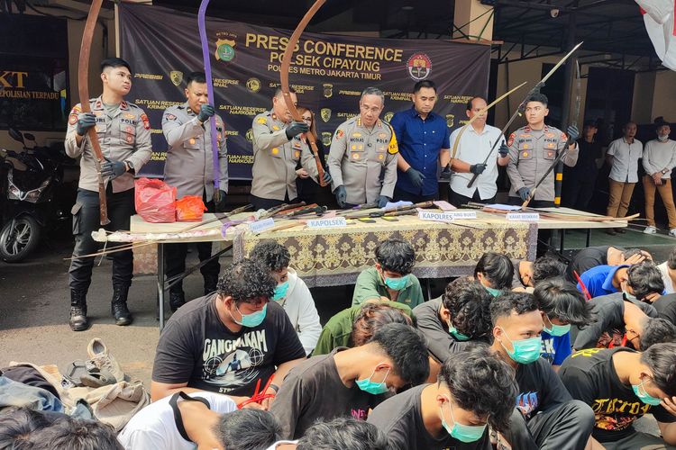 Foto : Tawuran 36 Remaja di Lubang Buaya Bermula dari Saling Ejek di ...